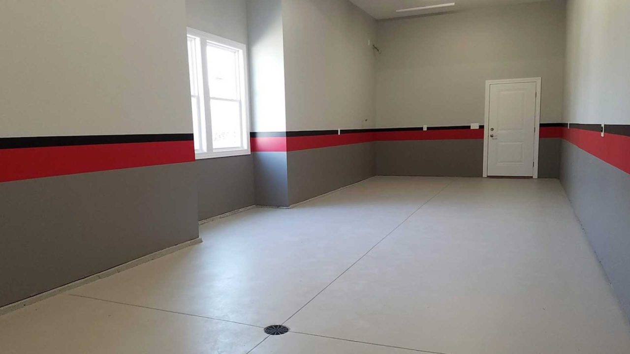 Horizontal Stripes in Show Garage